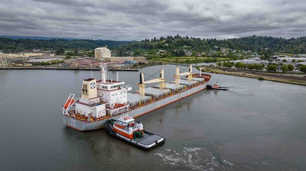 First shipment of GMA Garnet arrives at refurbished Coos Bay dock